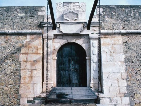 Wall Symbolism & Meaning - Symbolopedia