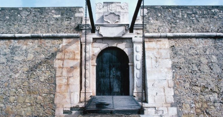 Drawbridge Symbolism & Meaning - Symbolopedia